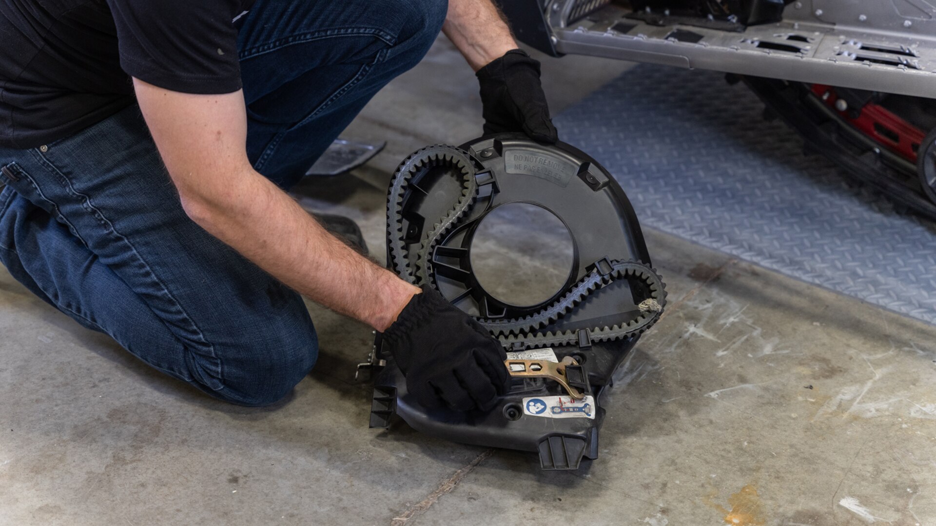 How to replace a CVT belt on my snowmobile? - Ski-Doo