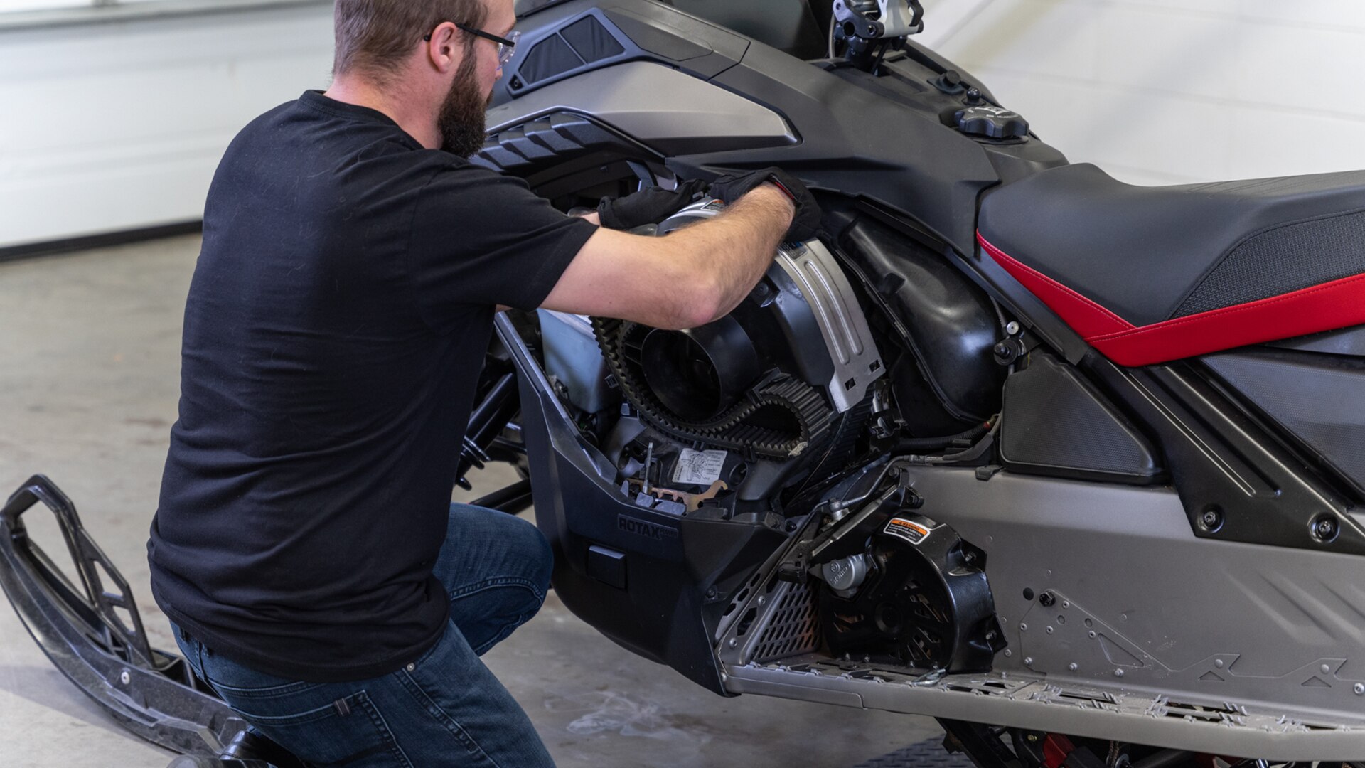 How to replace a CVT belt on my snowmobile? - Ski-Doo